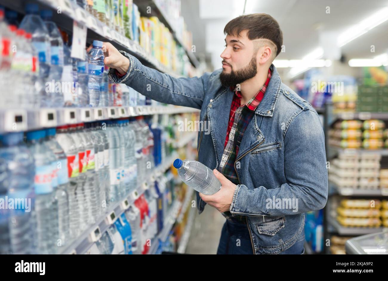 guy selecting water in bottles Stock Photo - Alamy