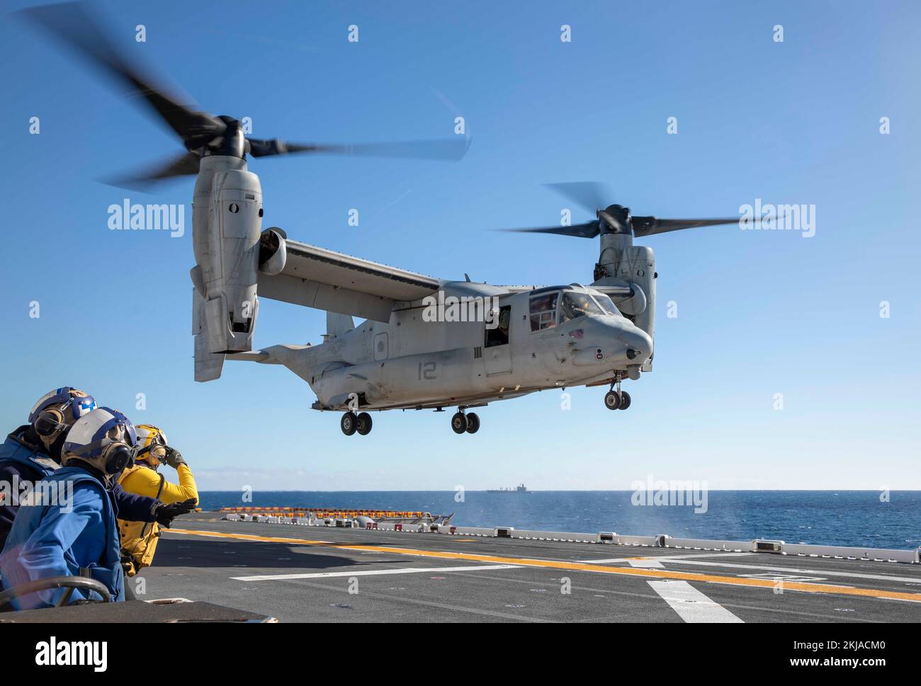 221109-N-VS068-1137 PACIFIC OCEAN (Nov. 9, 2022) – An MV-22 Osprey, assigned to Marine Medium ...