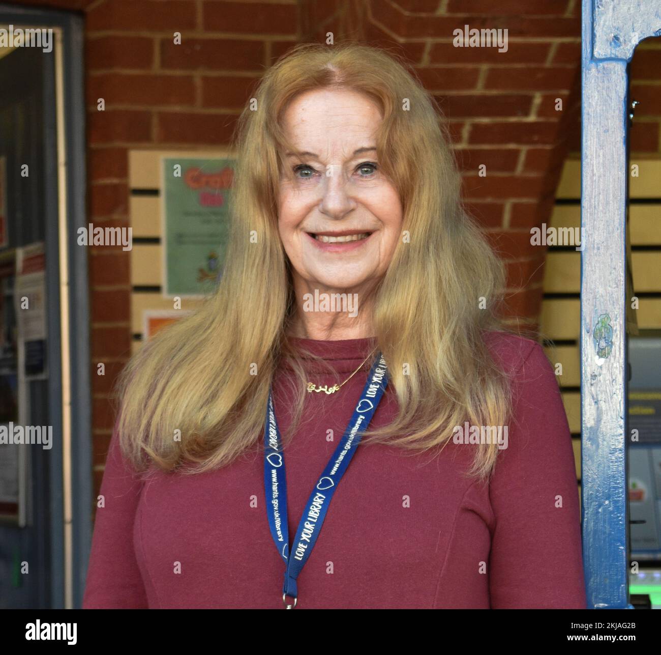 Female library volunteer hi-res stock photography and images - Alamy