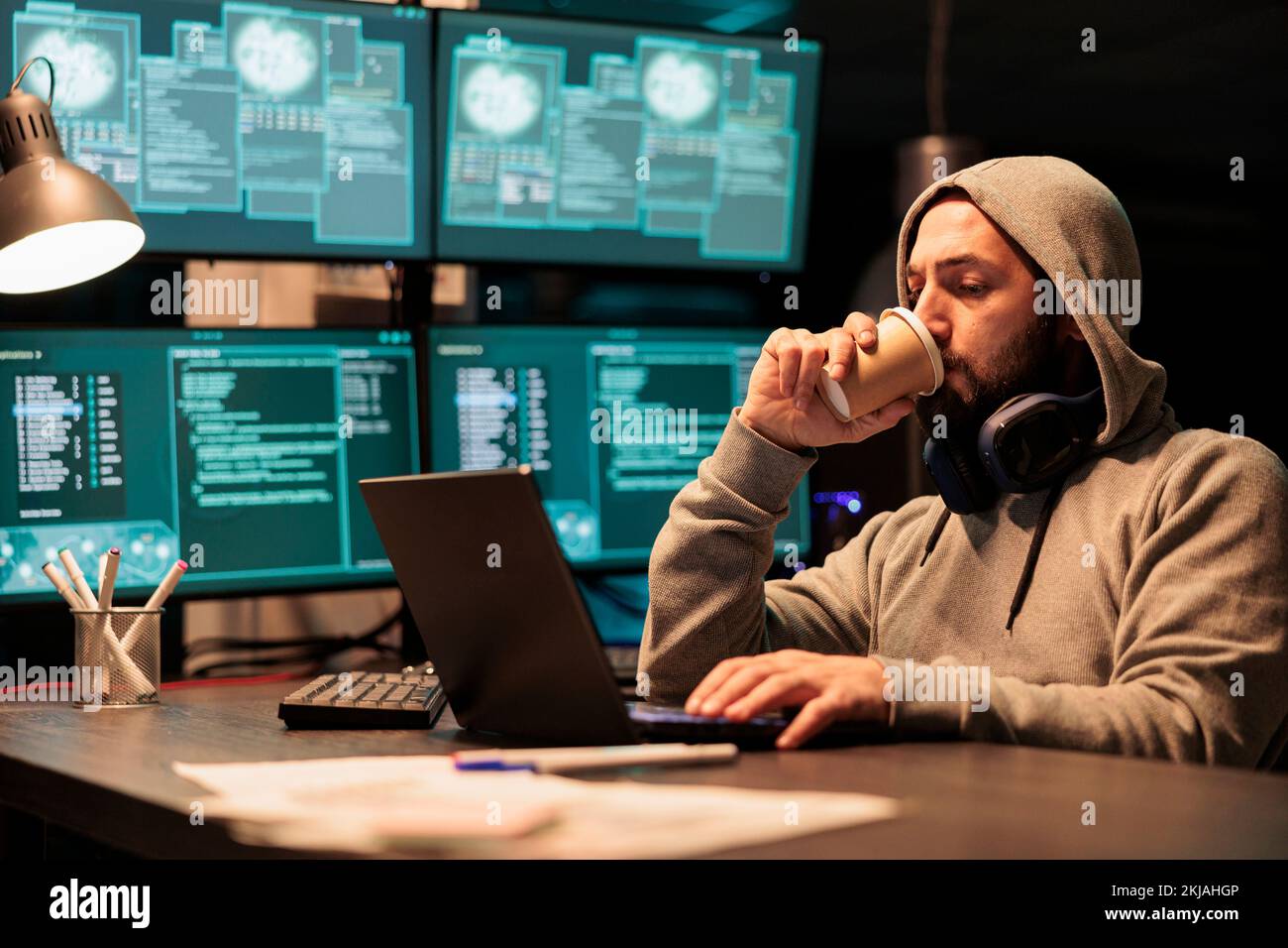 Virus scammer hi-res stock photography and images - Alamy