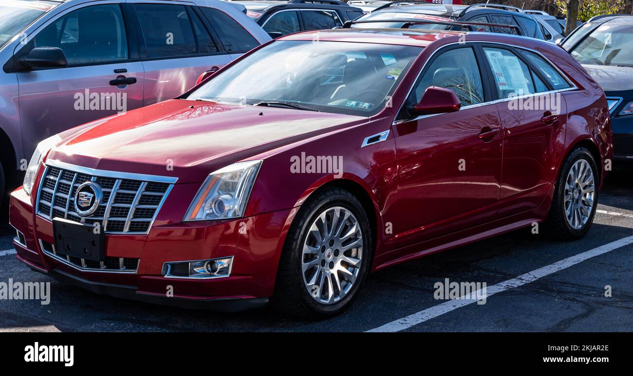 Red cadillac dealership hi-res stock photography and images - Alamy
