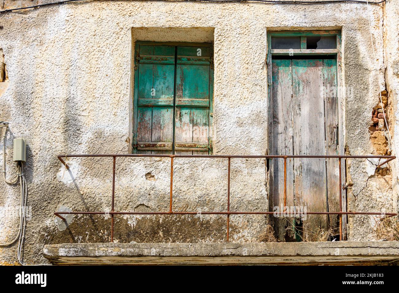 abandoned old countryside house with cracked walls Stock Photo - Alamy