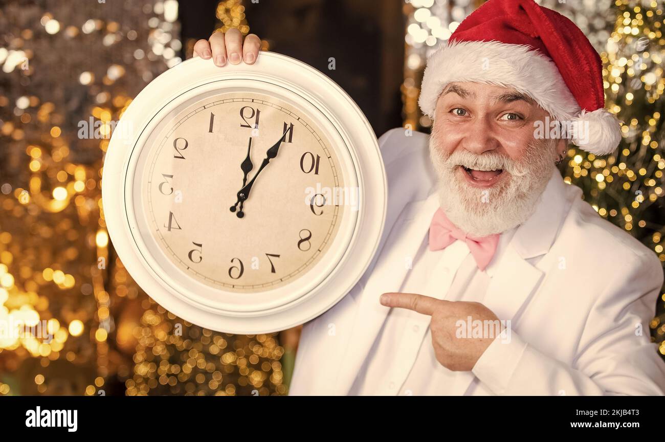 Midnight concept. New year countdown. Man with retro clock. Garland ...