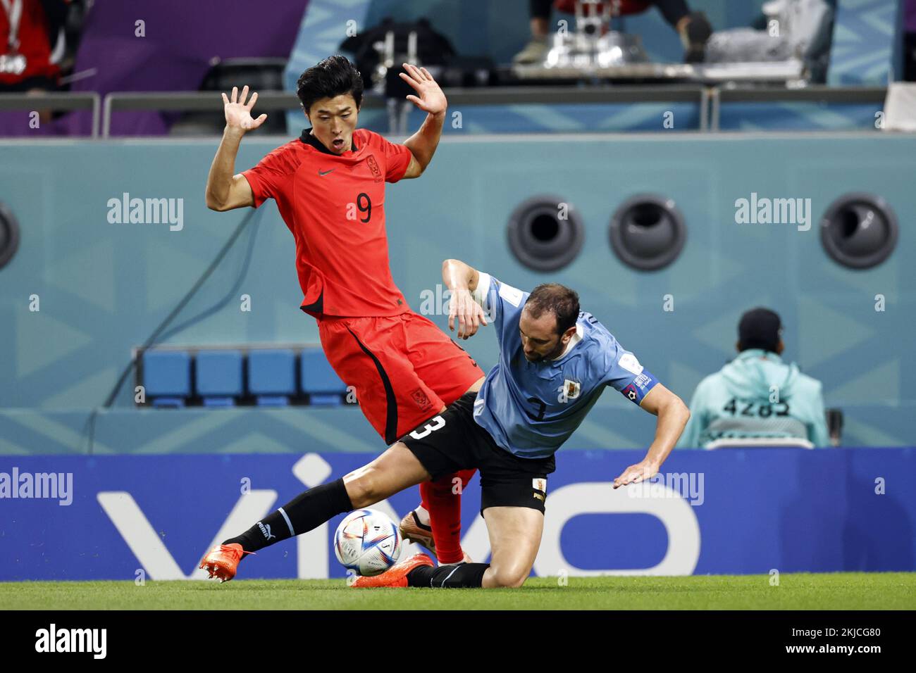 DOHA - (lr) Gue-sung Cho of Korea Republic, Diego Godin of Uruguay ...