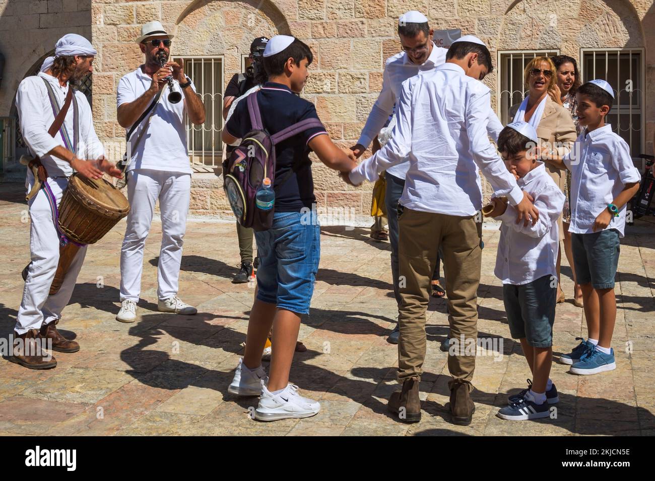 Israeli dancing hi-res stock photography and images - Alamy