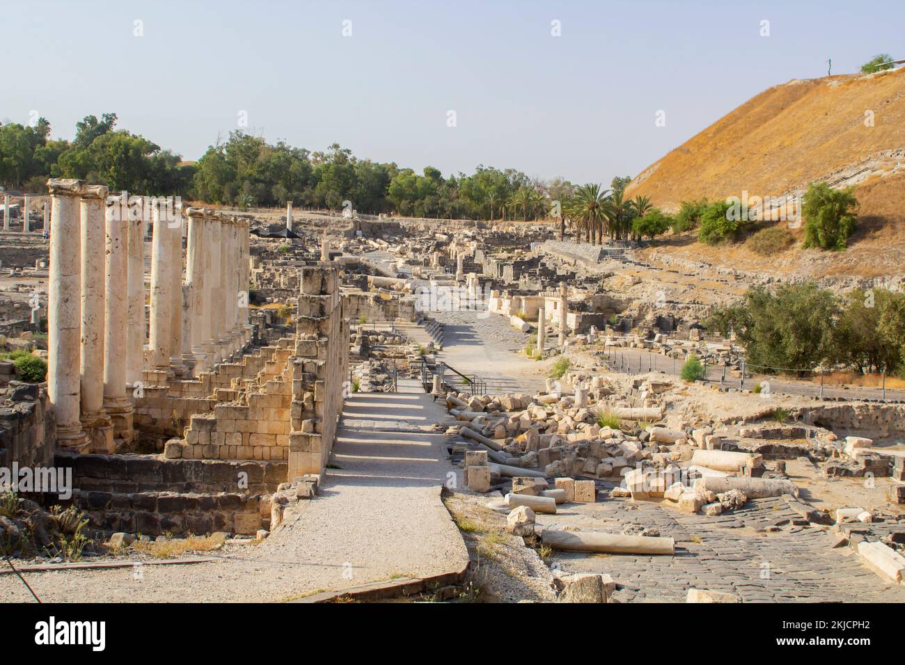 6 Nov 2022 Ancient Roman ruibs in Beth Shean National Park with Mount ...