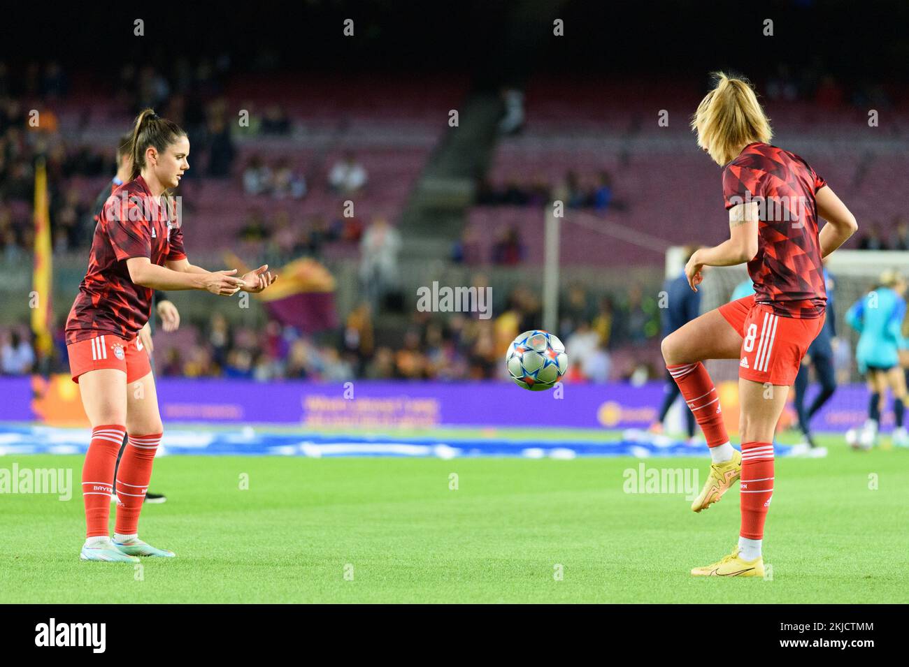 Sarah Zadrazil (25 FC Bayern Munich) and Maximiliane Rall (8 FC Bayern ...