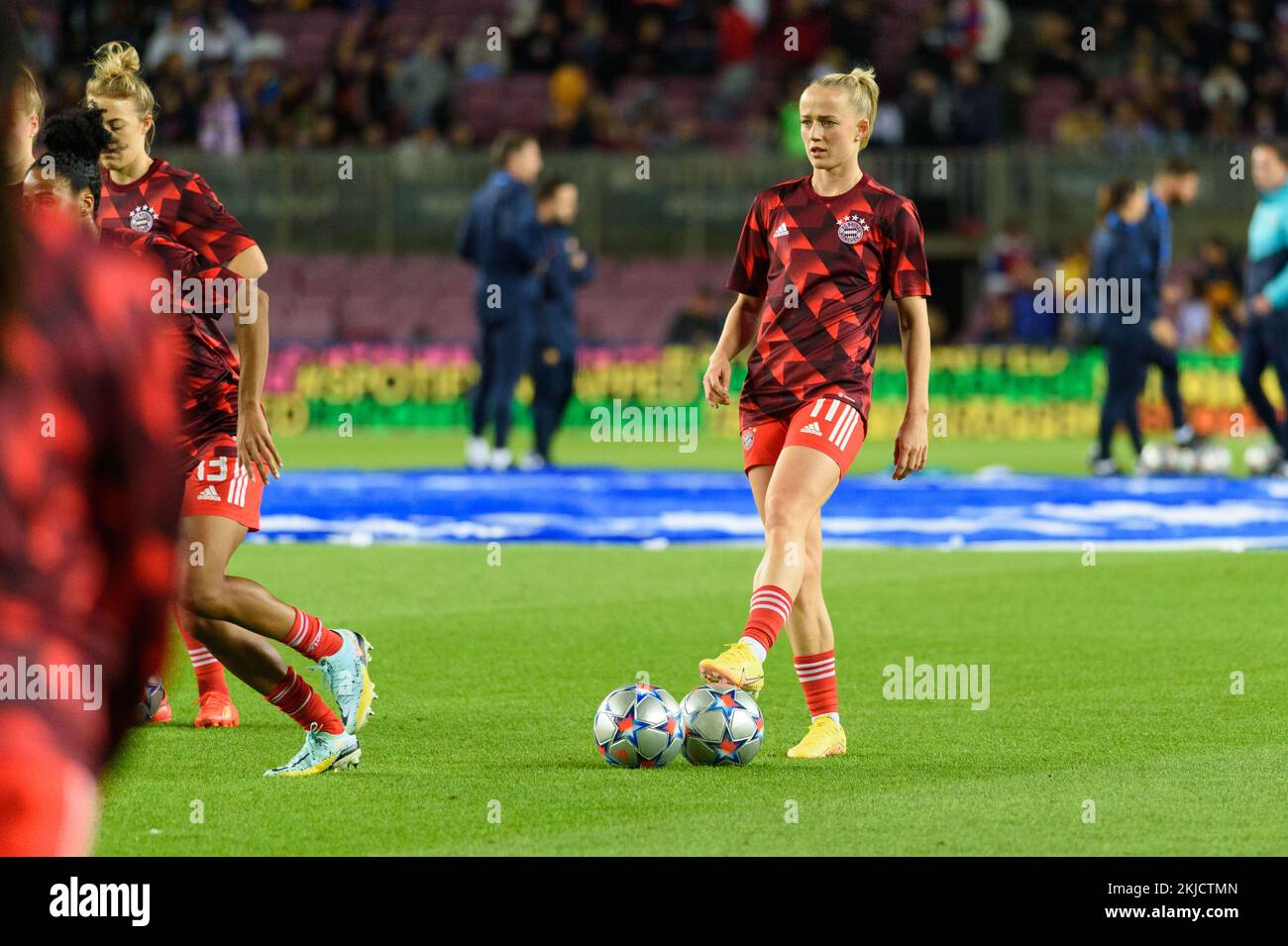 Lea Schueller (11 FC Bayern Munich) during warm-up before the UEFA ...