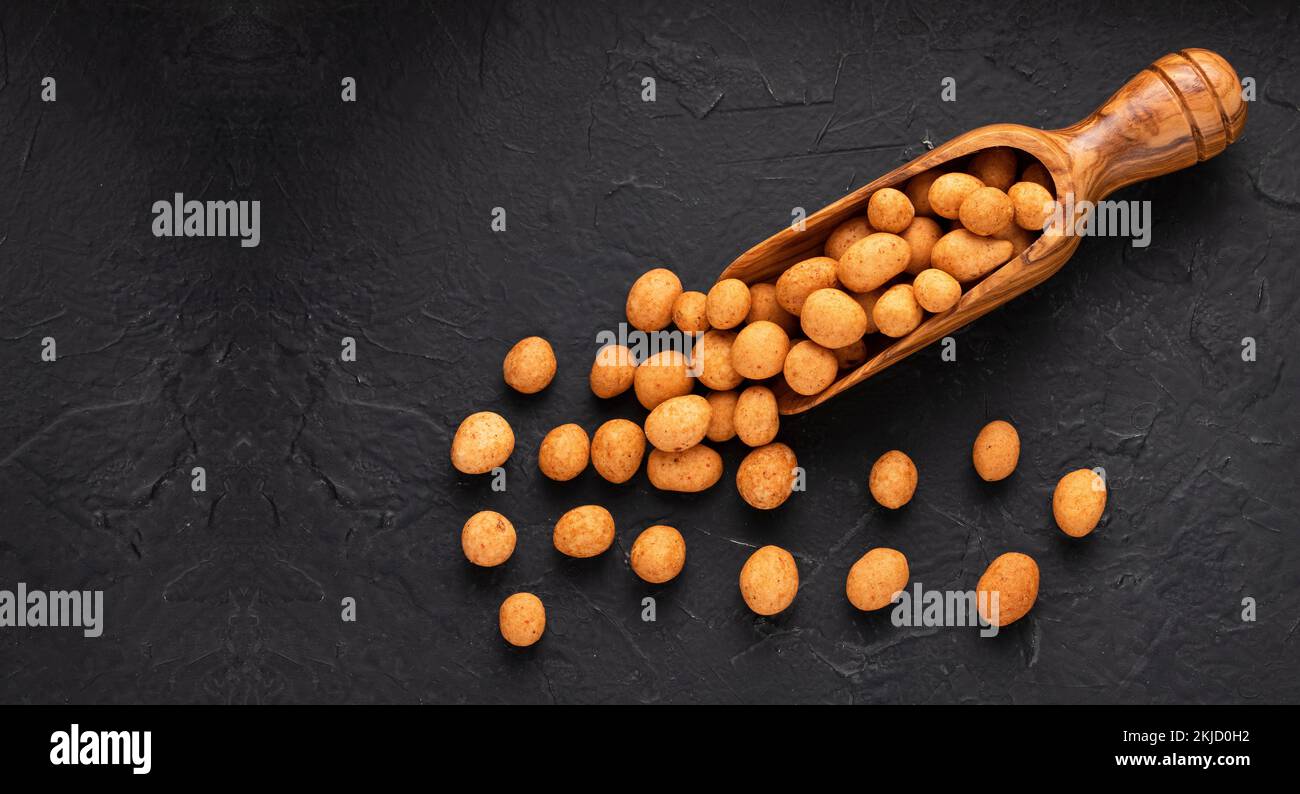 Organic Mexican peanuts in the spoon - Arachis hypogaea Stock Photo - Alamy