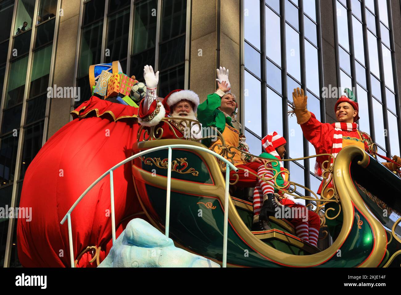 Santas float hi-res stock photography and images - Alamy