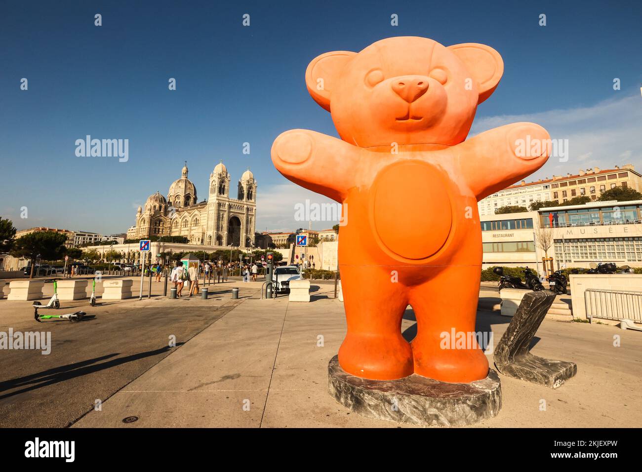 Giant teddy bear statue hi-res stock photography and images - Alamy