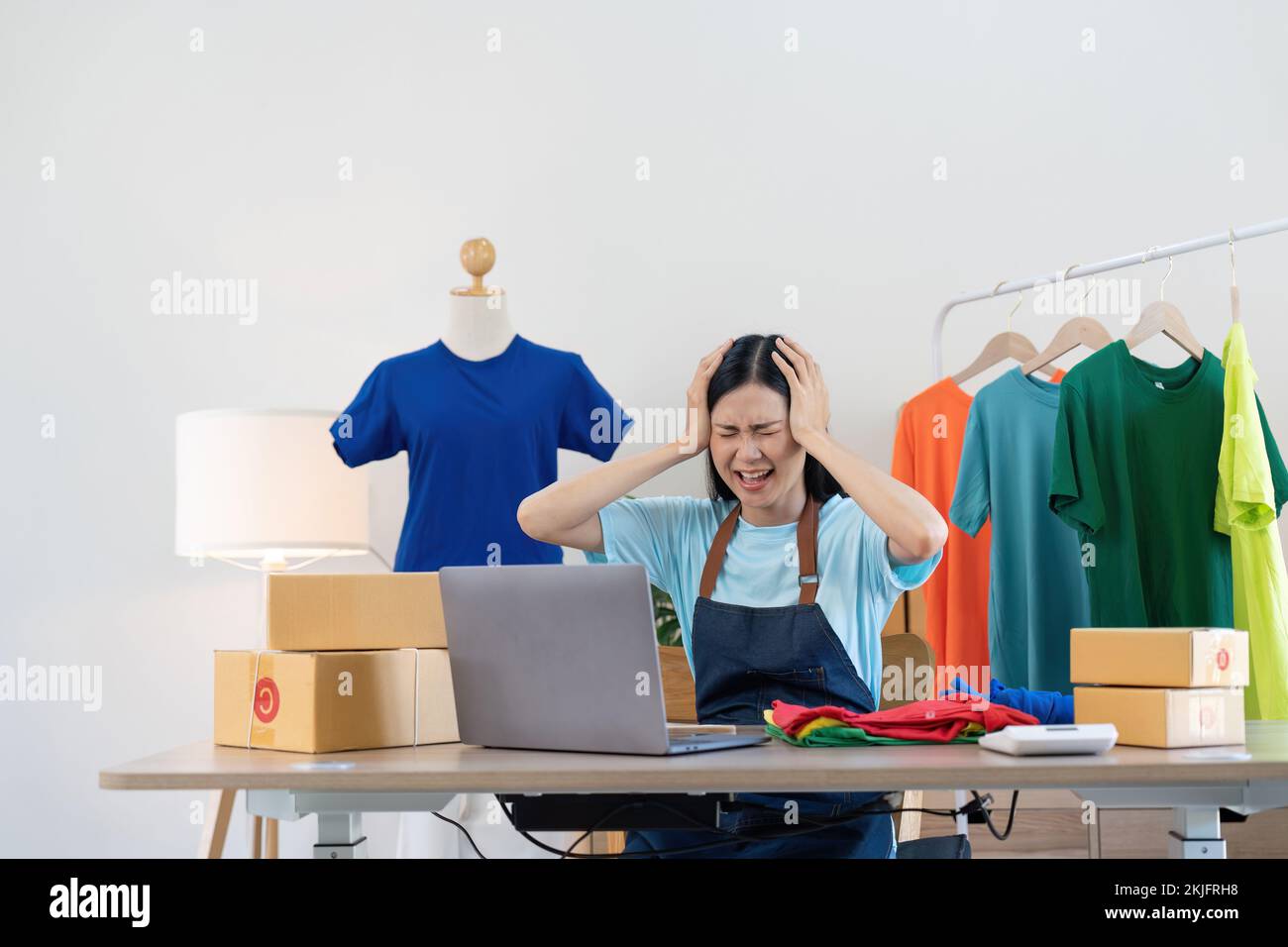 E commerce woman serious hi-res stock photography and images - Alamy