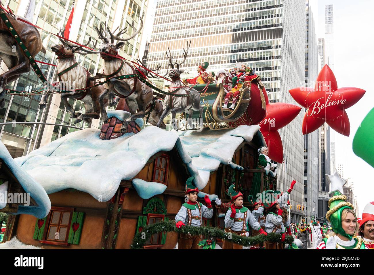 Santa parade balloon hi-res stock photography and images - Alamy