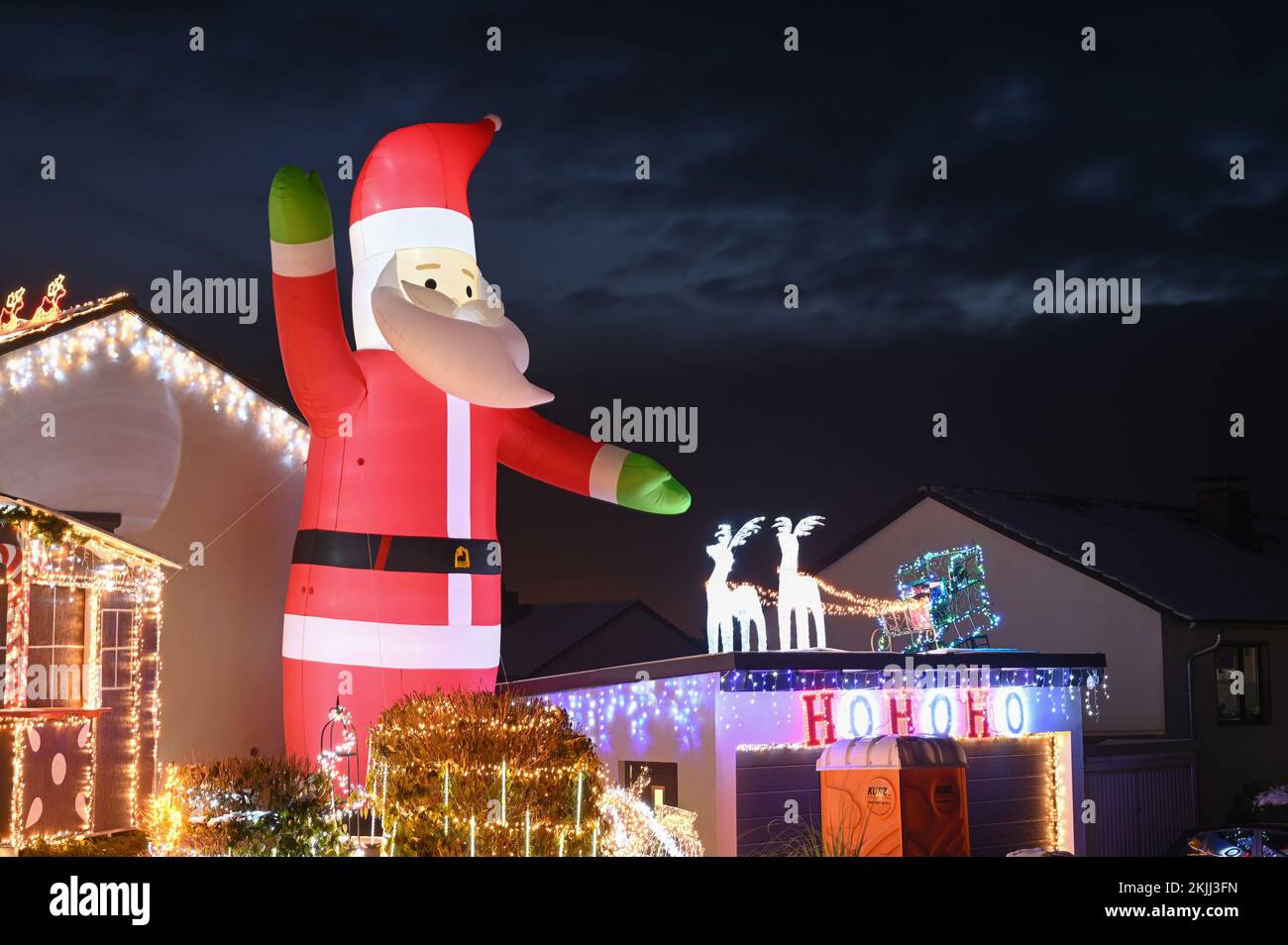 Ahnatal, Germany. 21st Nov, 2022. Ahnatal's Christmas house lights up ...