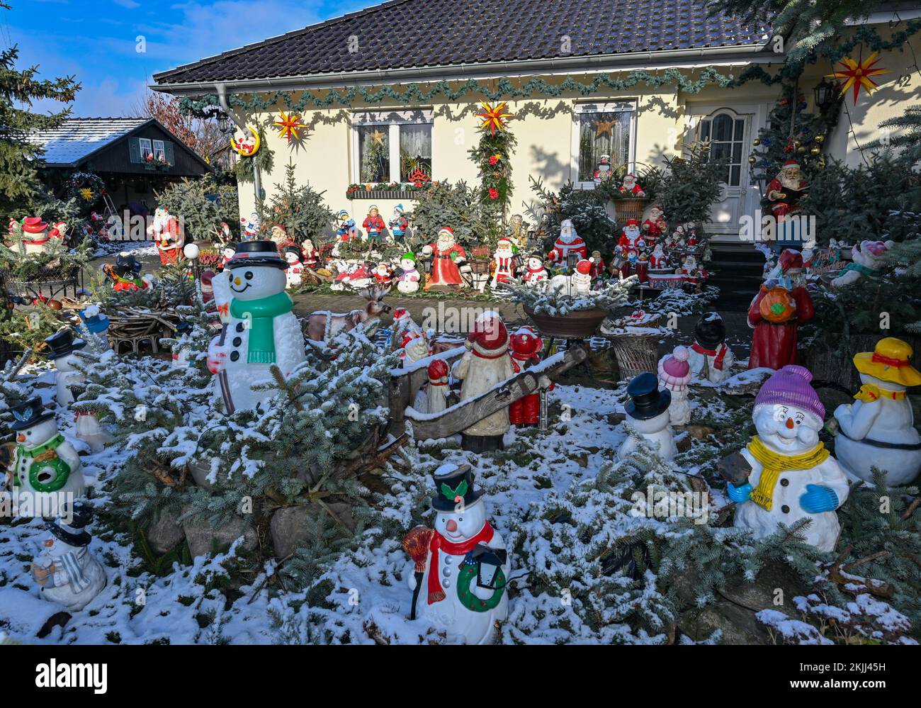 PRODUCTION - 21 November 2022, Brandenburg, Straupitz: Some snow lies ...