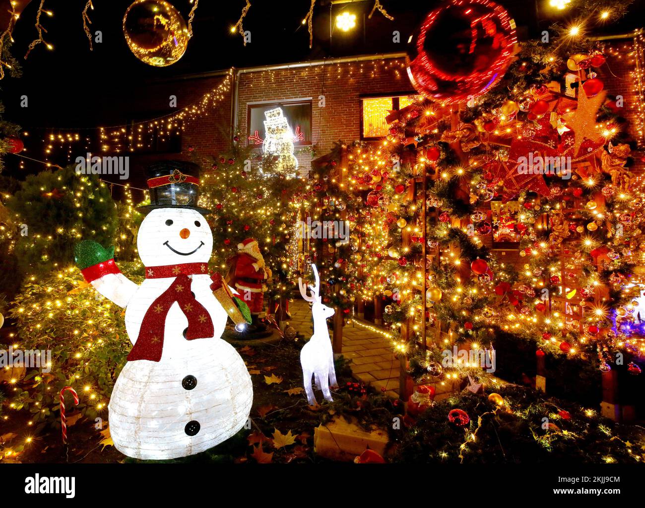 Oberhausen, Germany. 21st Nov, 2022. Dirk van Acken's Christmas house ...