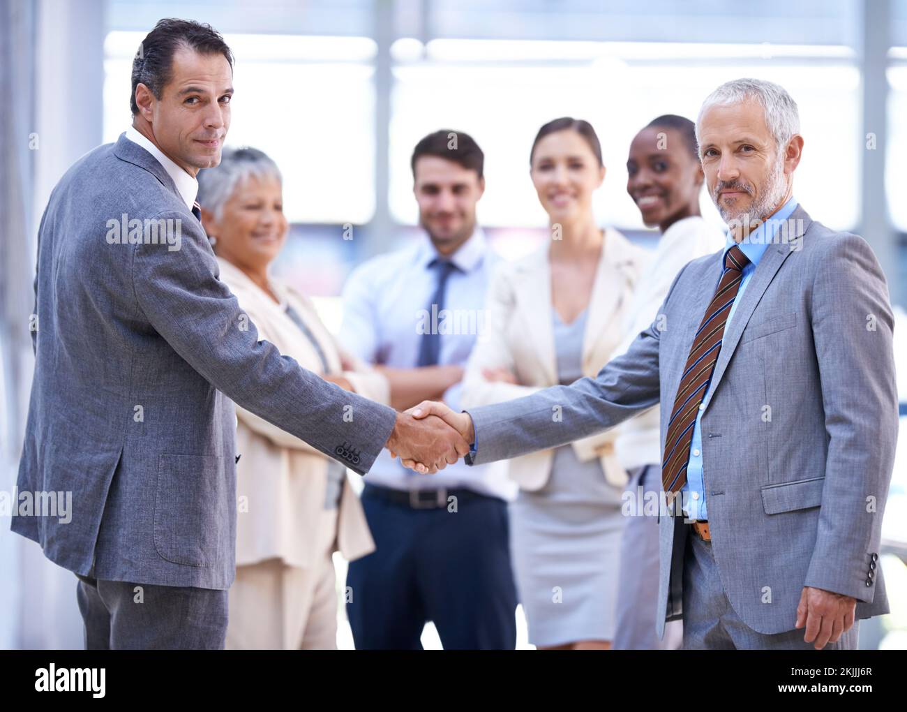 Business people shaking hands hi-res stock photography and images - Alamy