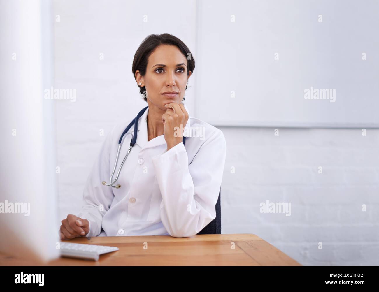 Doctor thinking hi-res stock photography and images - Alamy
