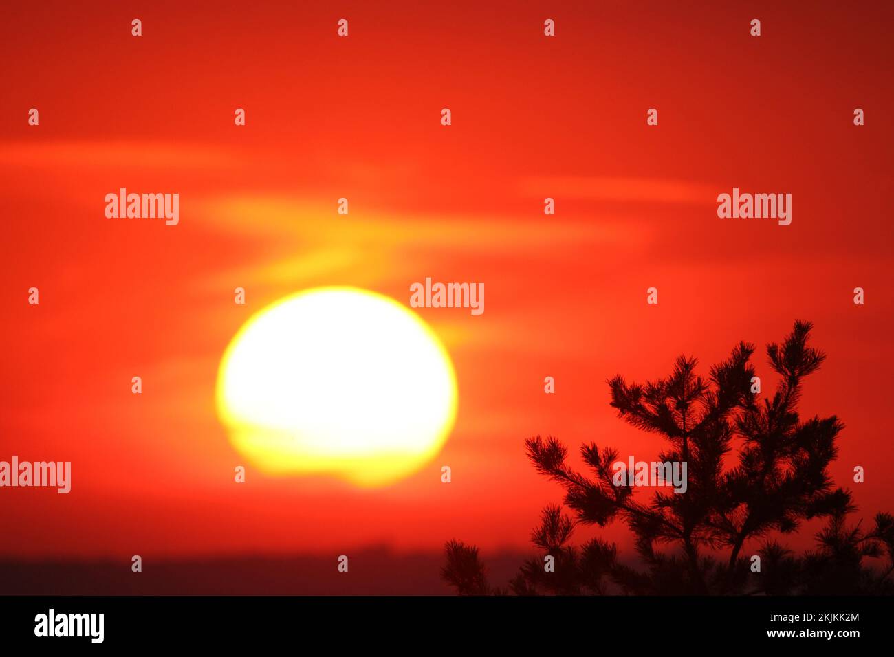 Red setting sun hi-res stock photography and images - Alamy