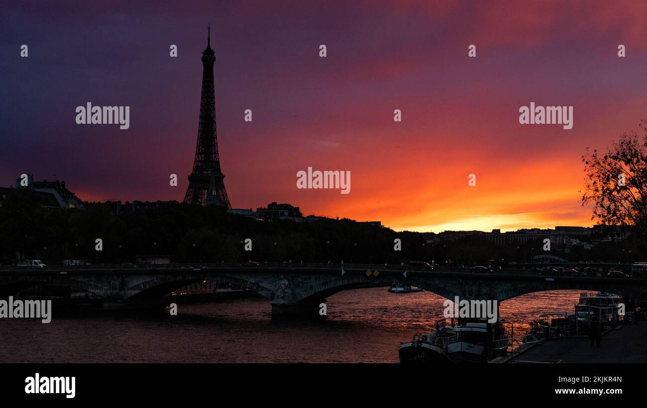 Paris sunset with view of the Eiffel Tower and the Seine river Stock ...