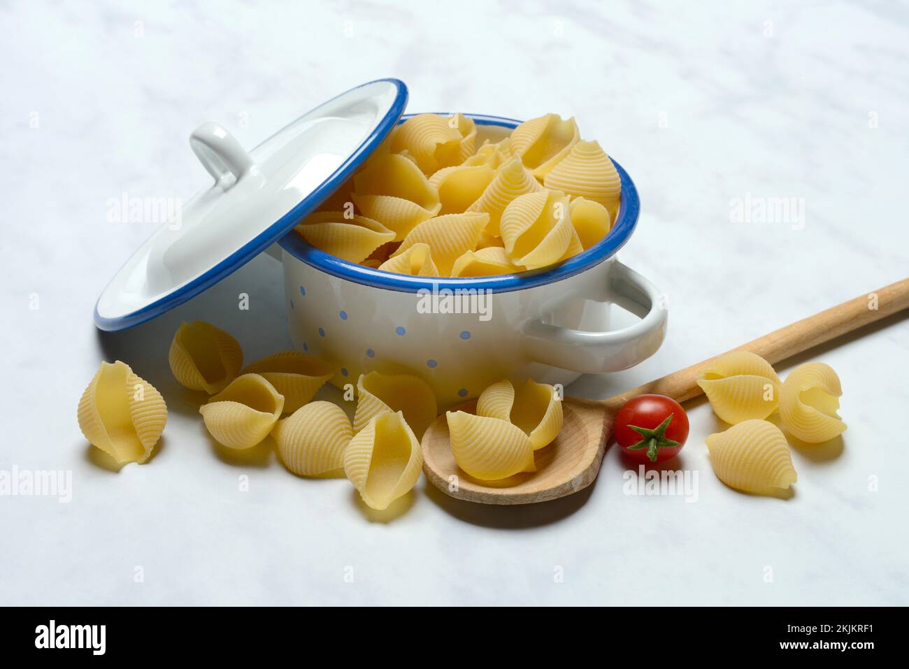 Conchiglie in pots, shell pasta, pasta Stock Photo - Alamy