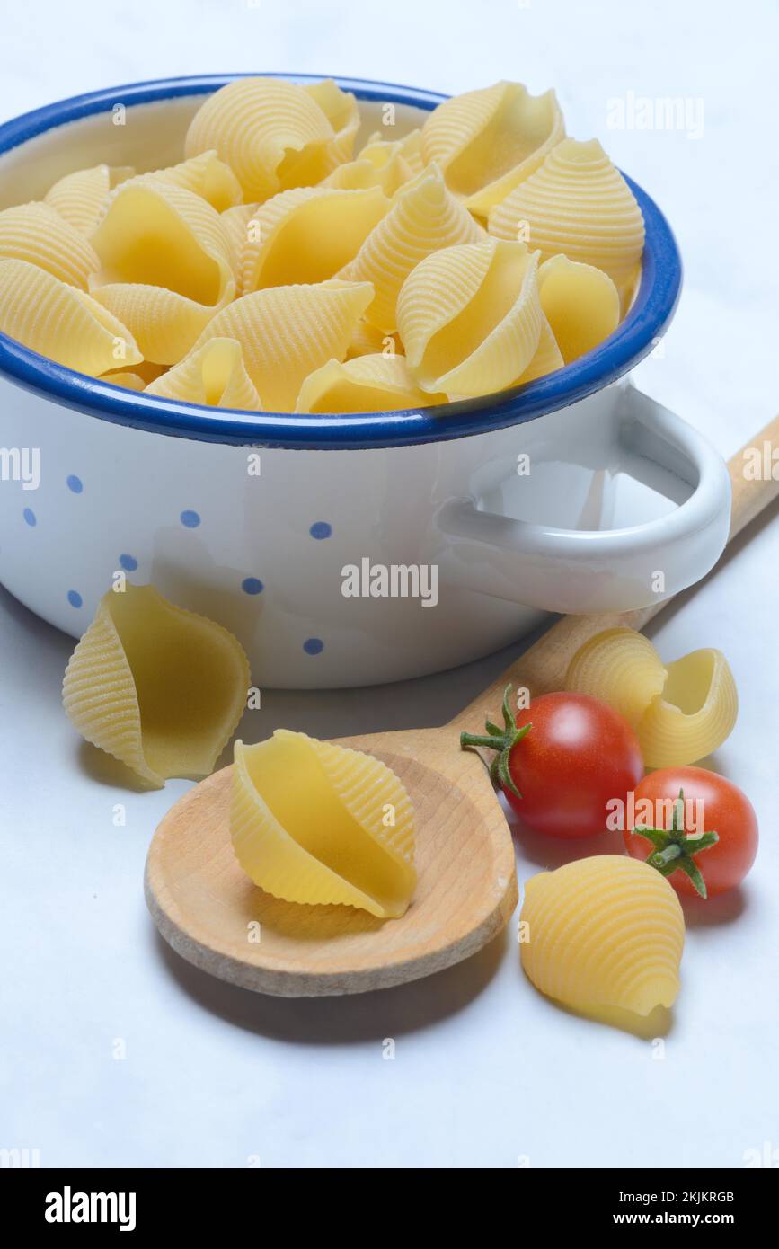 Conchiglie in pots, shell pasta, pasta Stock Photo - Alamy