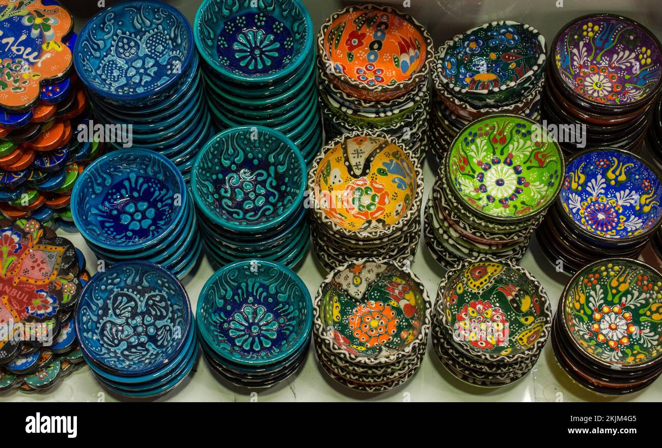 Traditional Turkish ceramic plates in bazaar Stock Photo - Alamy
