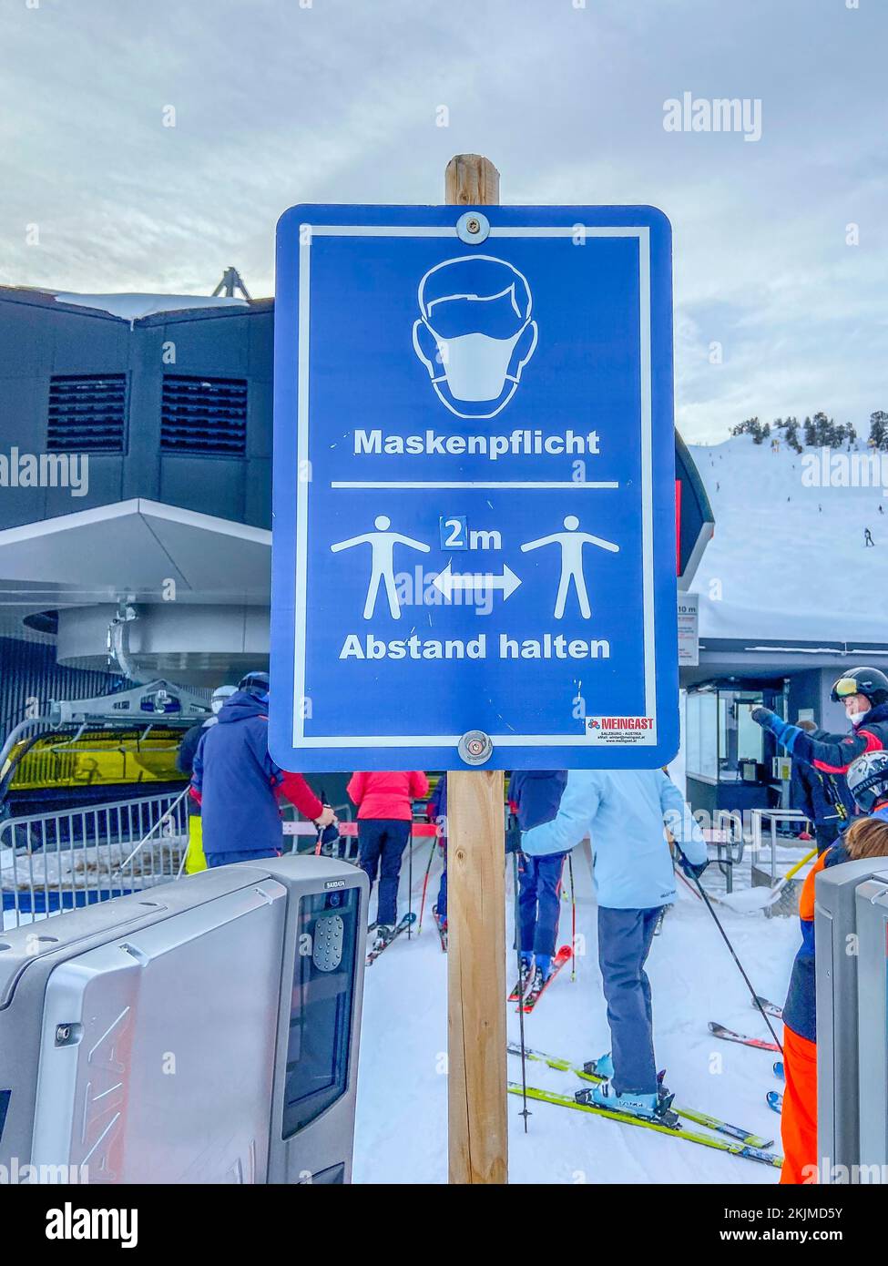 Mandatory mask sign in the Hochzillertal ski area, Tyrol, Austria ...