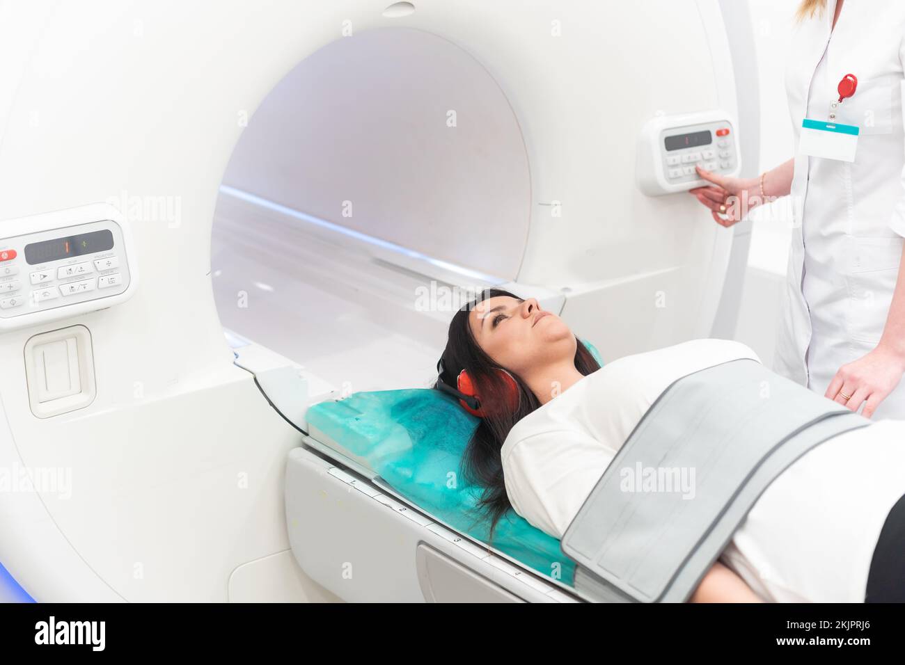 A sophisticated MRI Scanner at hospital Stock Photo - Alamy