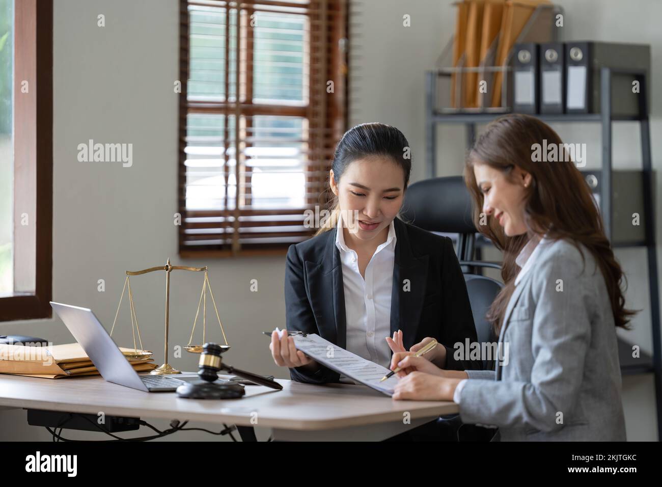 Female lawyer hi-res stock photography and images - Alamy