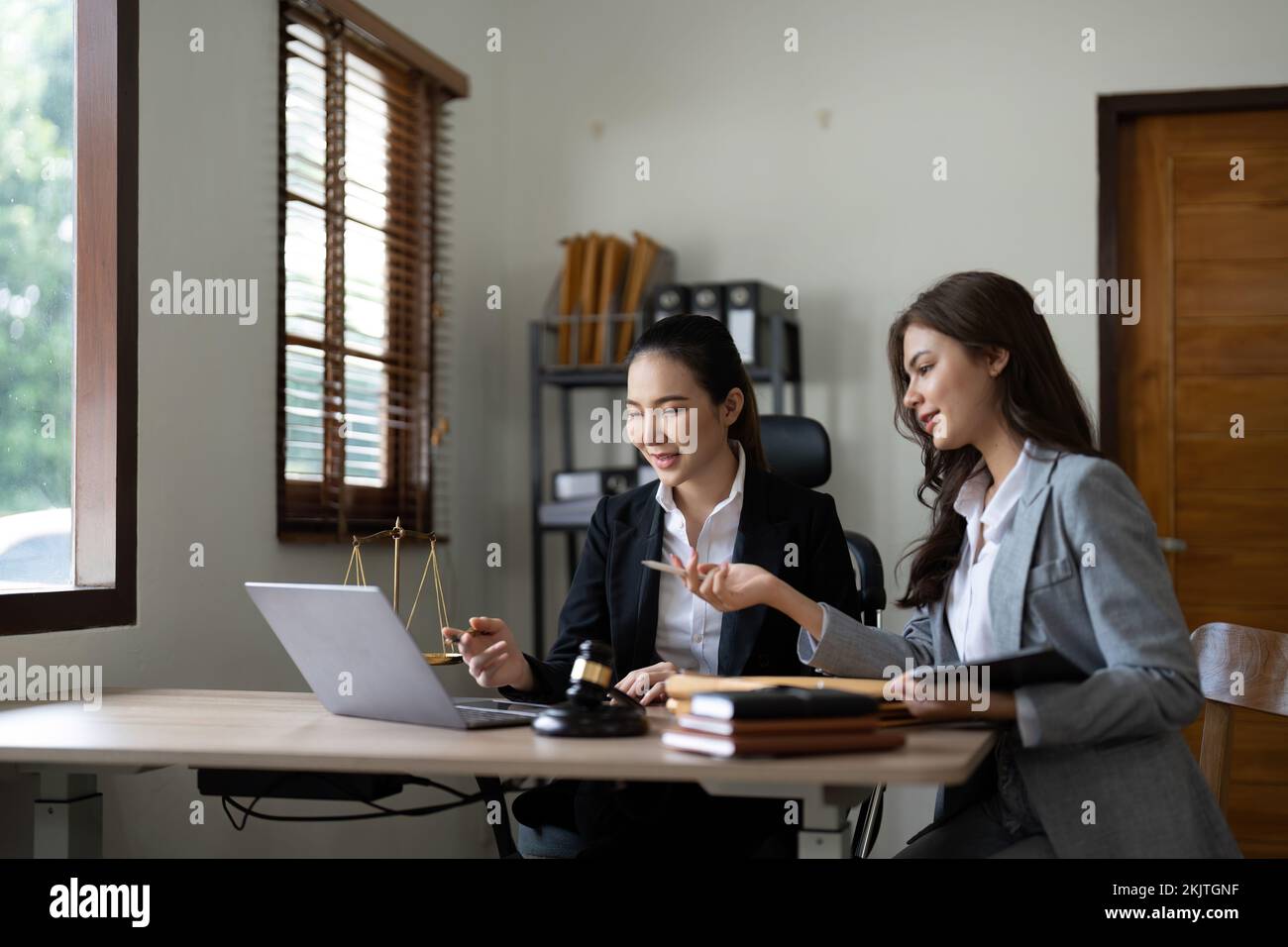 Solicitor client discussion hi-res stock photography and images - Alamy