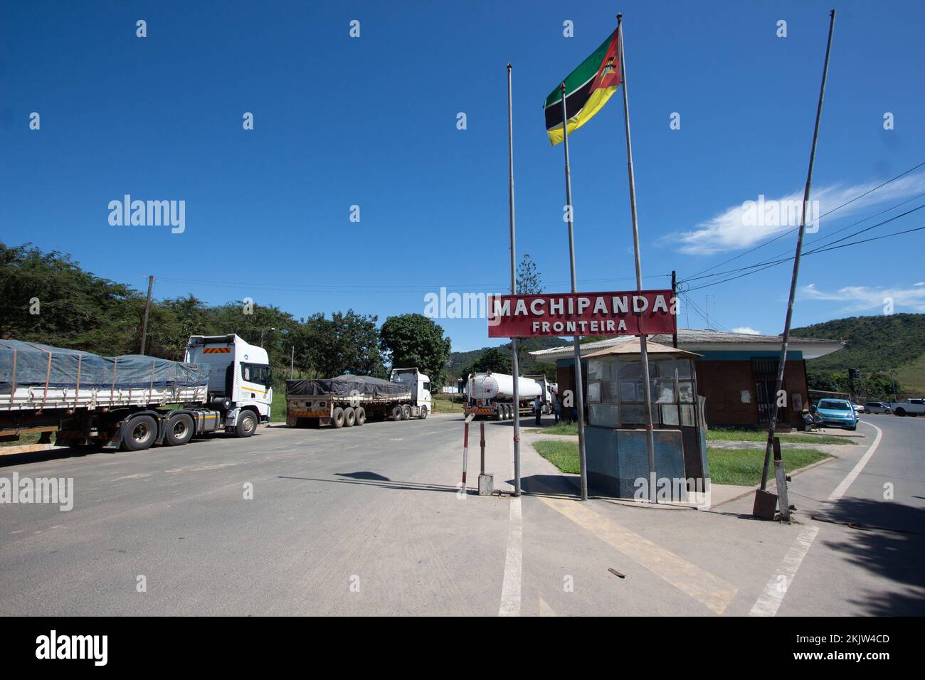 Machipanda border post, between Mozambique and Zimbabwe, with truck ...