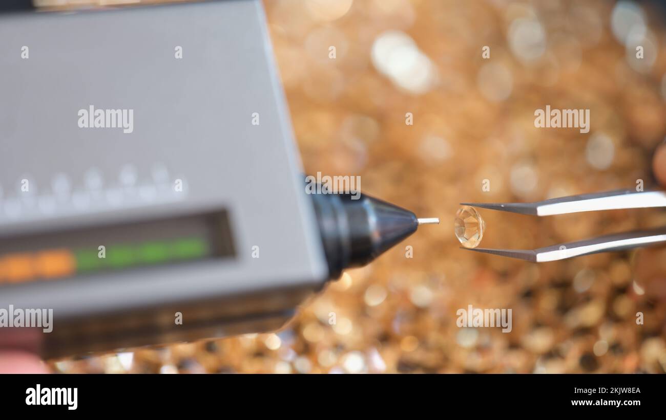 Real and fake diamond hi-res stock photography and images - Alamy