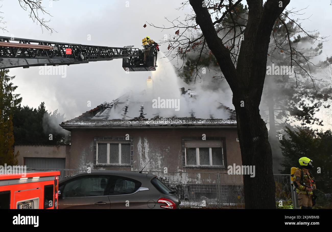 Berlin, Germany. 25th Nov, 2022. From a ladder truck, members of the ...