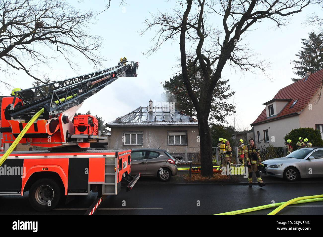 Berlin, Germany. 25th Nov, 2022. From a ladder truck, members of the ...