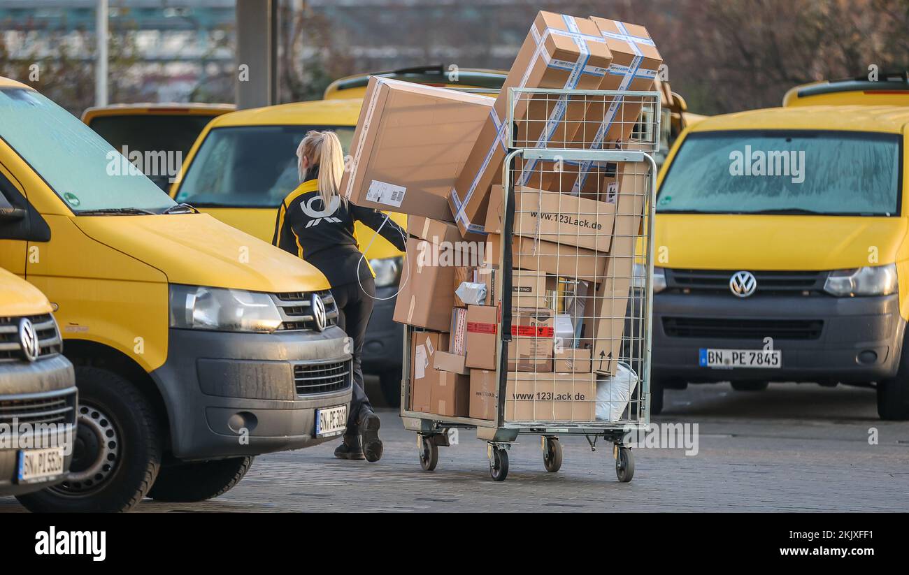 Bitterfeld Wolfen, Germany. 25th Nov, 2022. A Deutsche Post DHL ...