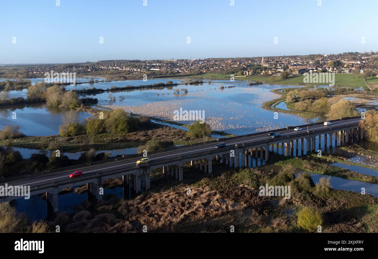 Cars pass over the River Nene in Irthlingborough, Northamptonshire ...