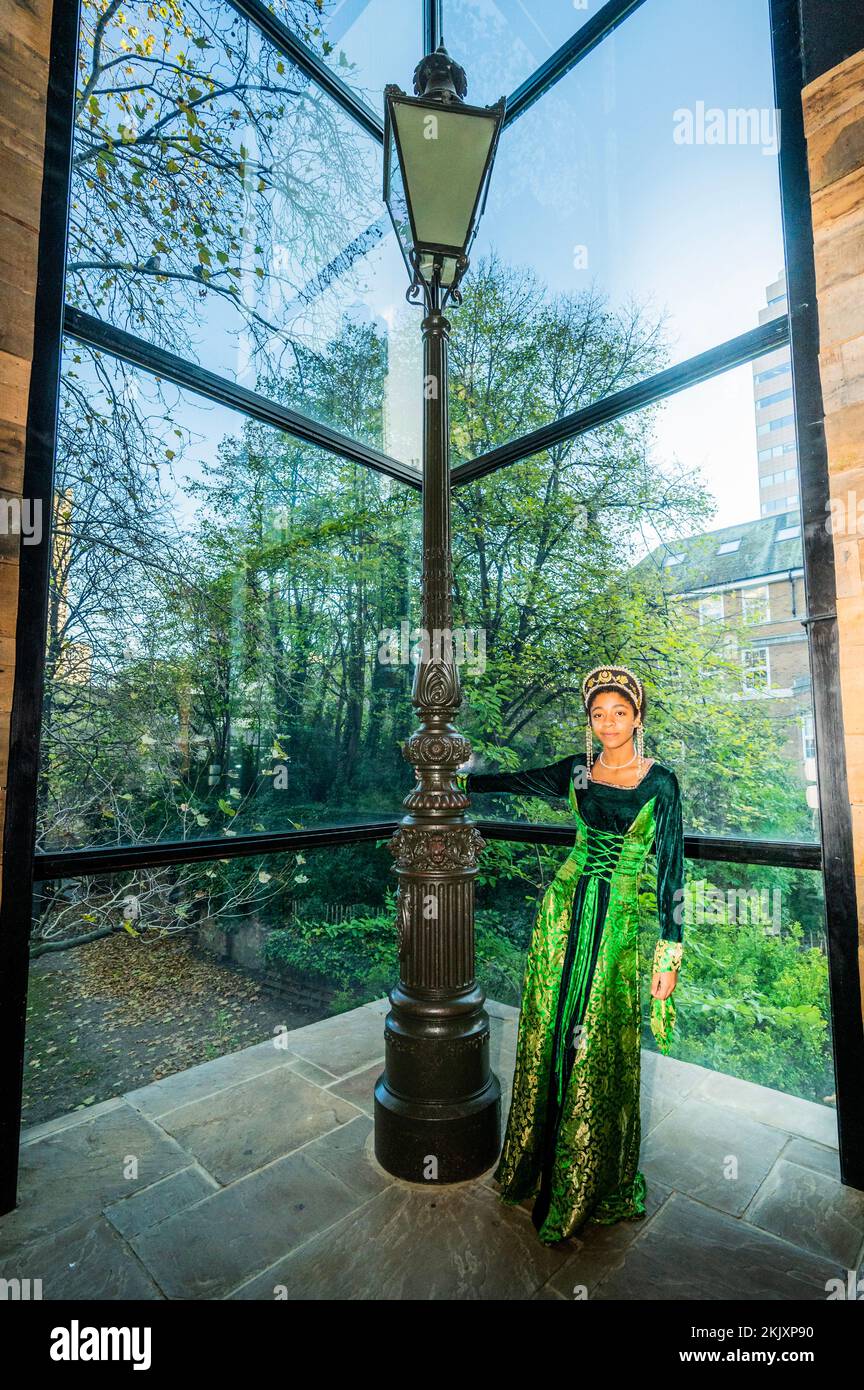 London museum costumed actors hi-res stock photography and images - Alamy