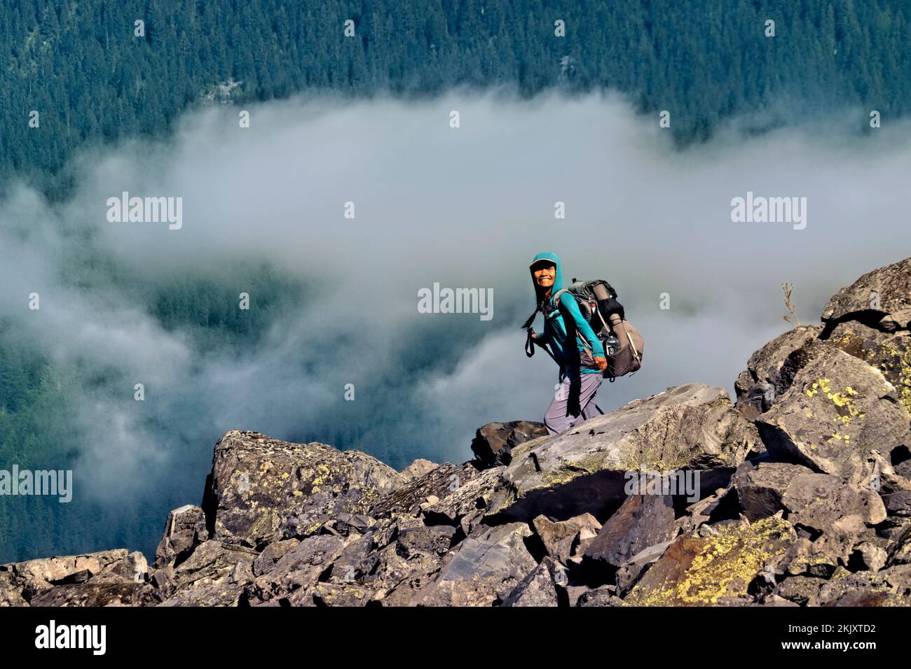Trekking in the North Cascades, Pacific Crest Trail, Washington, USA ...