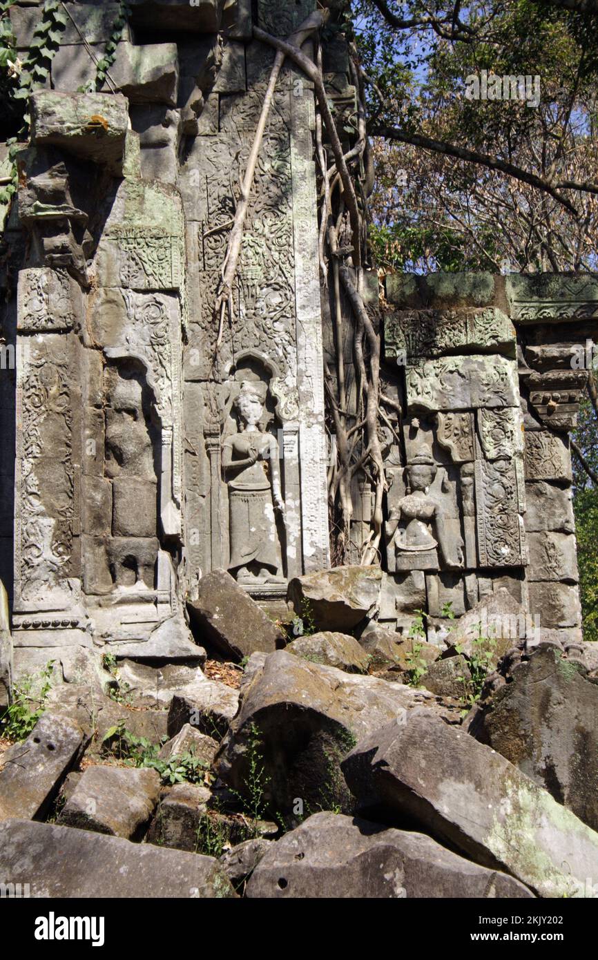 Devatas carved in the doorway to entrance, Boeng Mealea Temple, Siem ...
