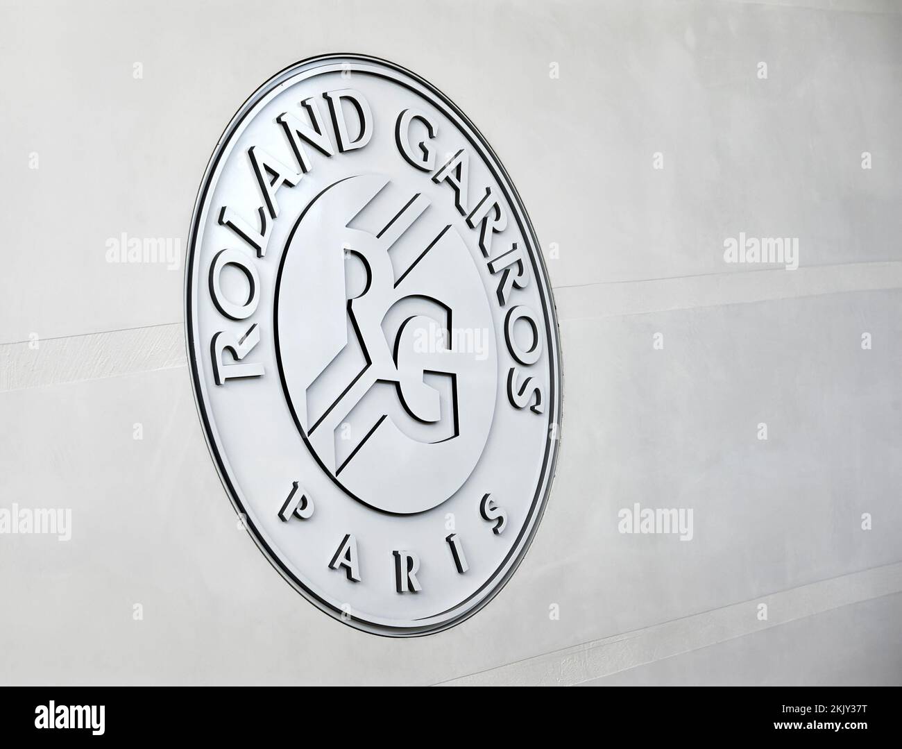 Official tournament emblem in the interior of Roland Garros tennis ...