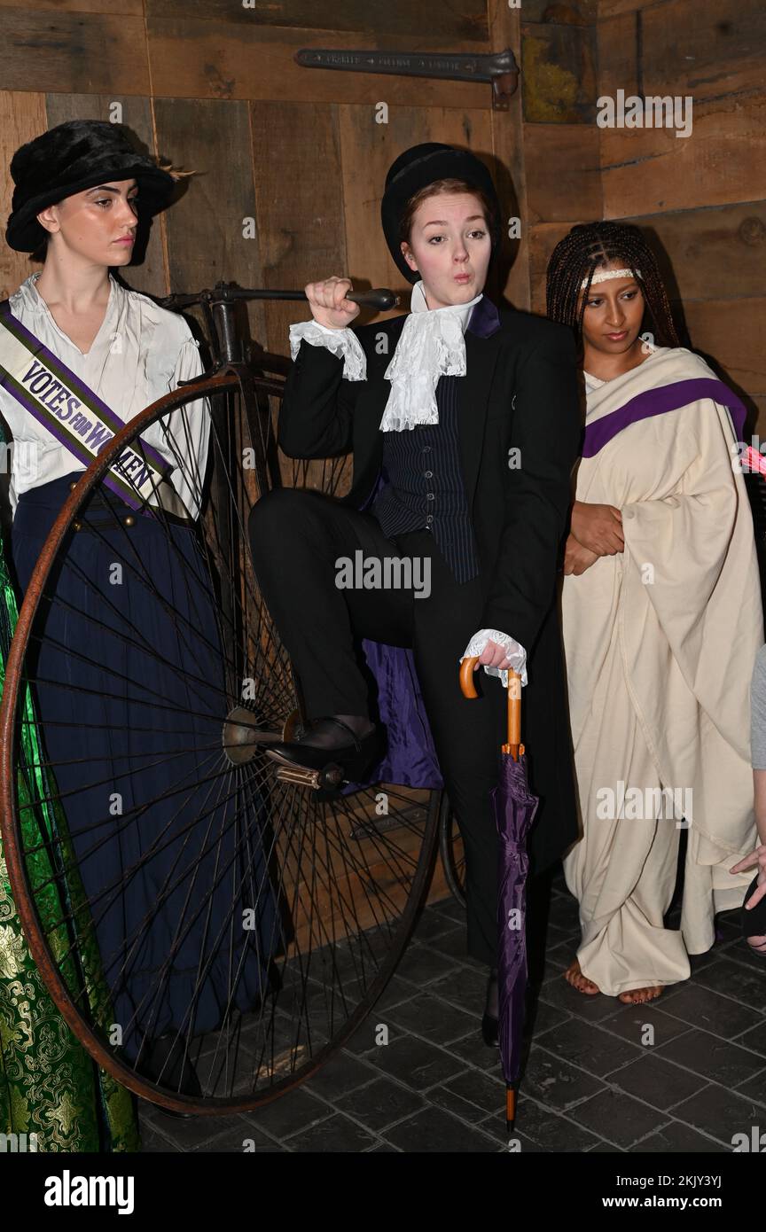 London, UK. 25th November 2022. Museum of London’s five costumed actors ...