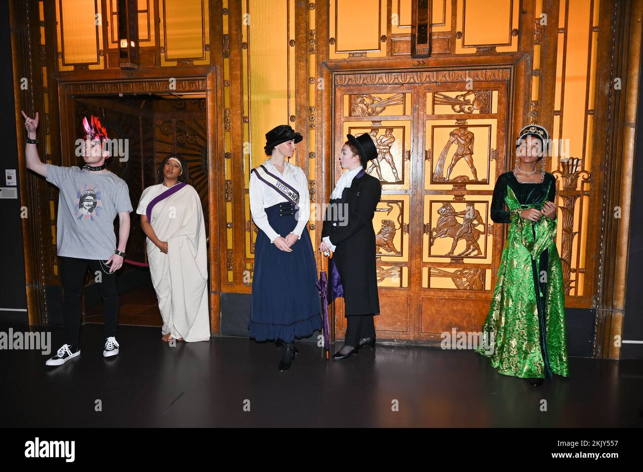 London, UK. 25th November 2022. Museum of London’s five costumed actors ...