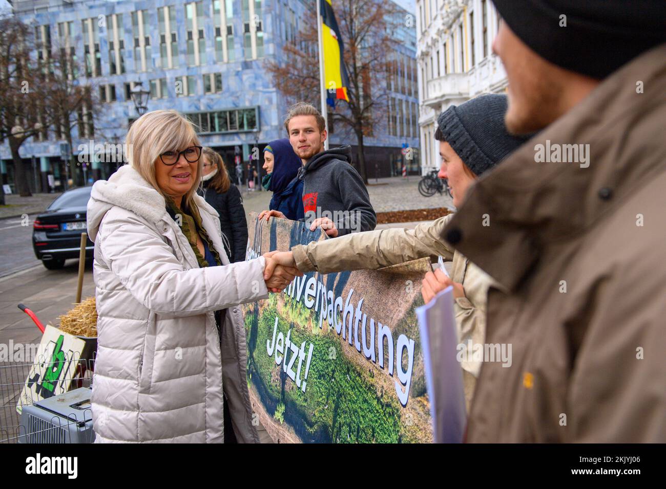 Magdeburg, Germany. 25th Nov, 2022. Simone Borris (l, no party ...