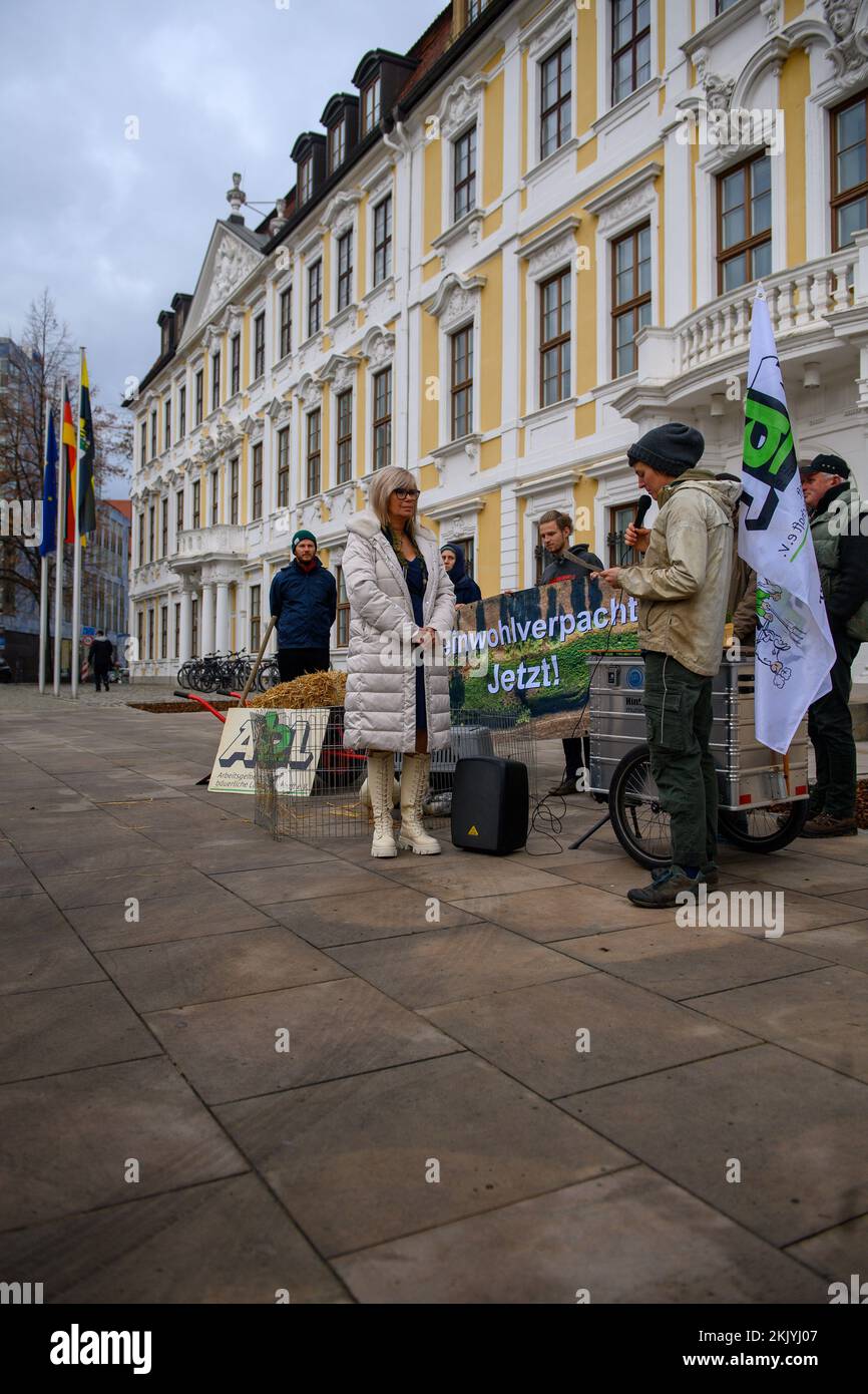 Magdeburg, Germany. 25th Nov, 2022. Simone Borris (front l, independent ...