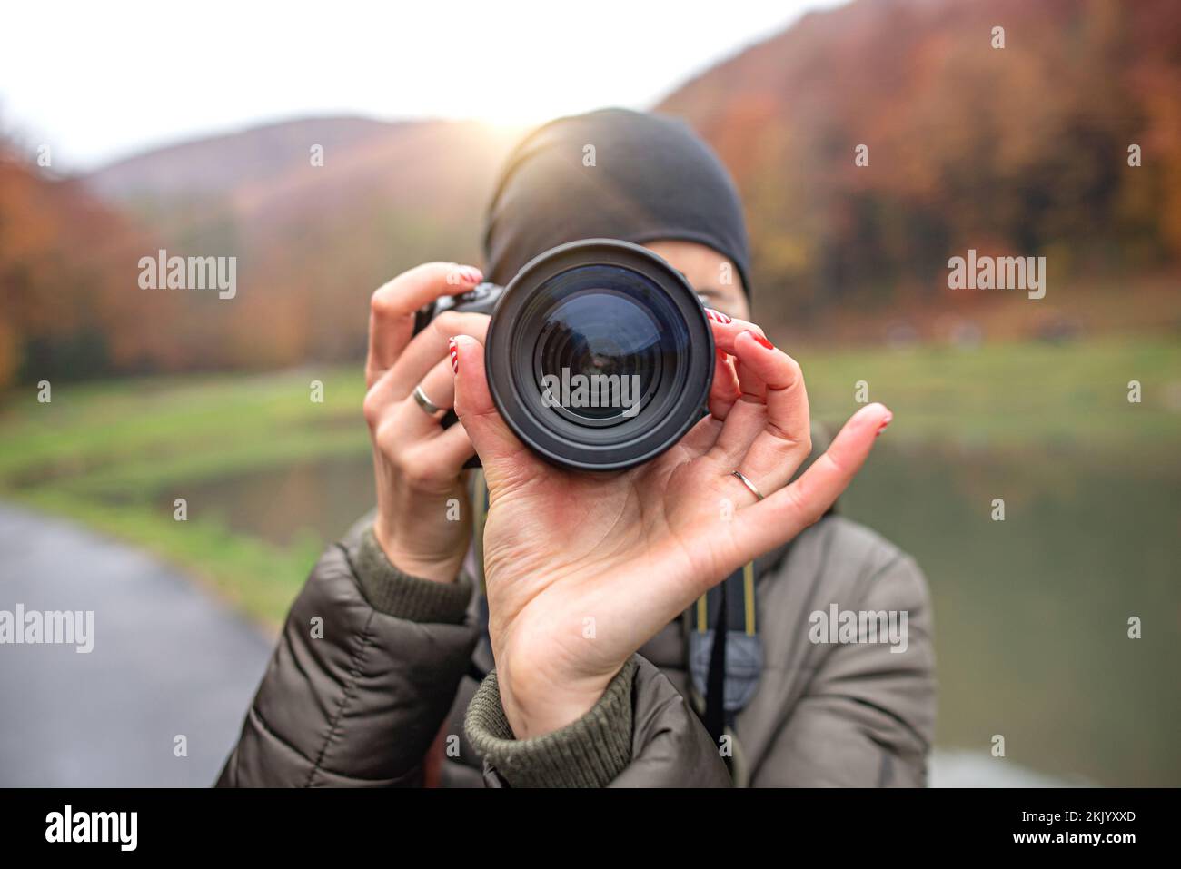 Girl with a dslr camera outdoors in the cold season Stock Photo - Alamy
