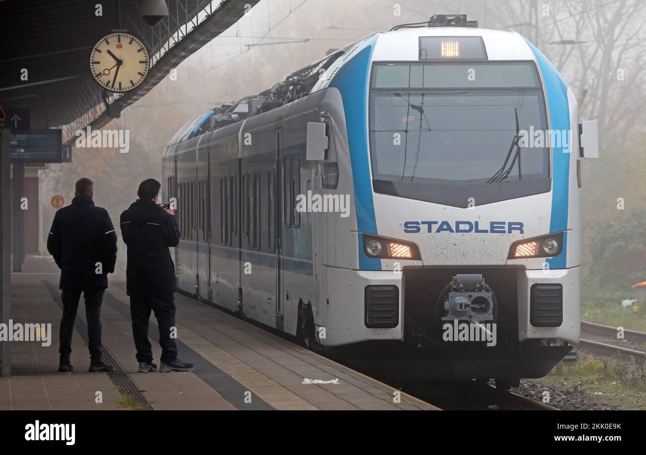 Rostock, Germany. 25th Nov, 2022. At the main station, a Stadler ...