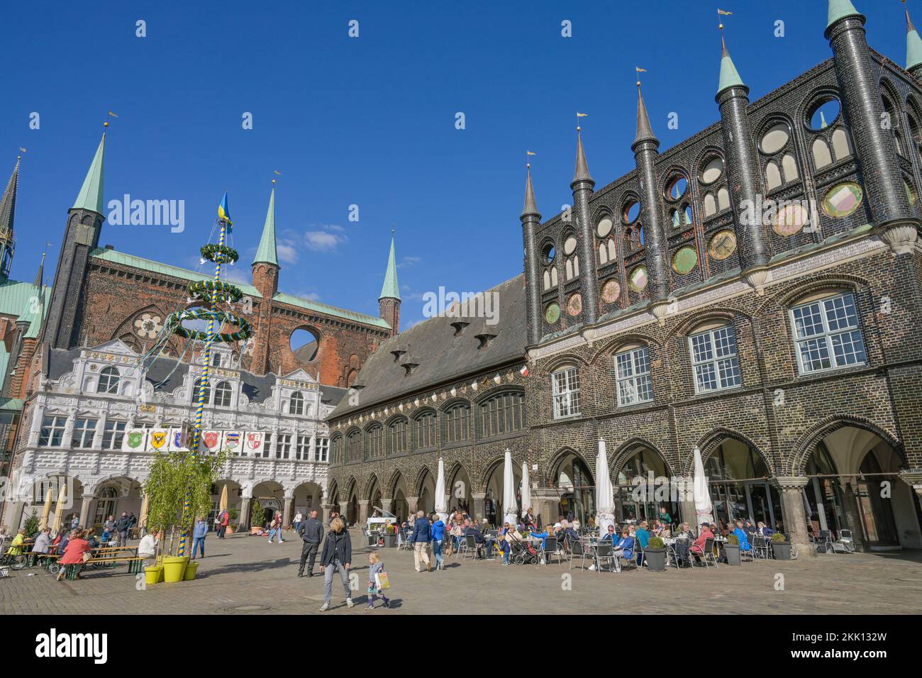 Renaissancelaube, gotische Schildwand (hinten), Langes Haus (Mitte ...
