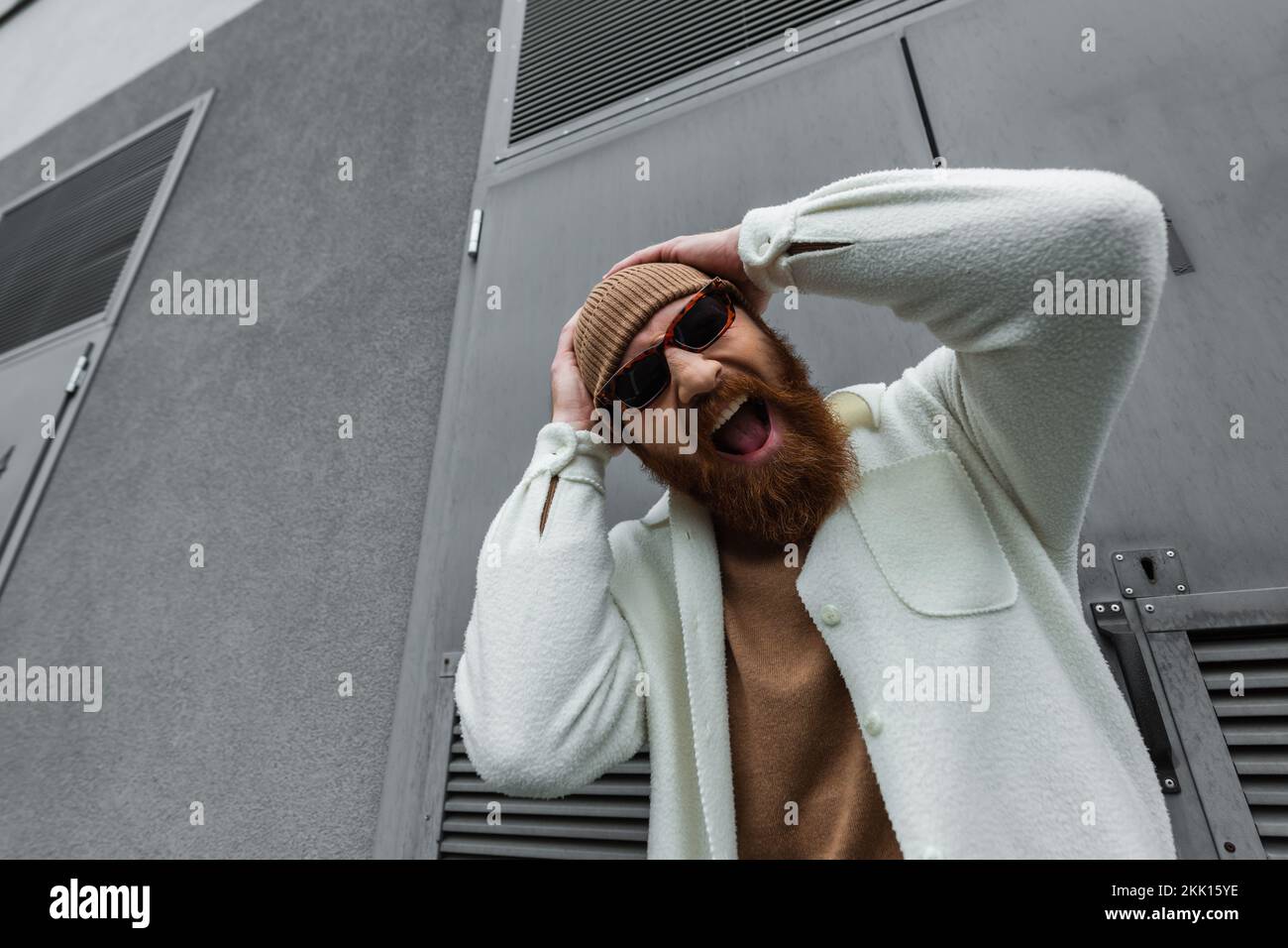 Man yell outside hi-res stock photography and images - Alamy