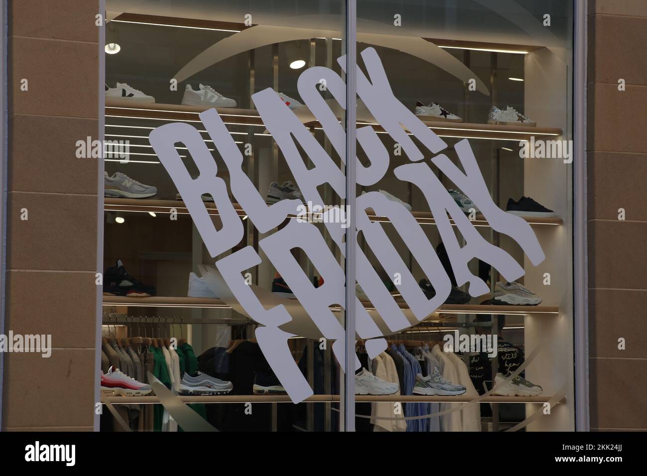 Black friday shoppers biggest hi-res stock photography and images - Alamy